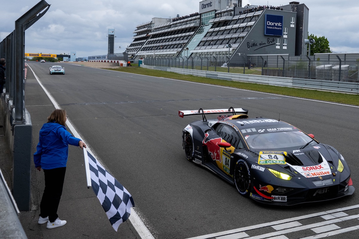 Le podium de la Lamborghini Huracan n°84 - Red Bull Team Abt en suspens ...