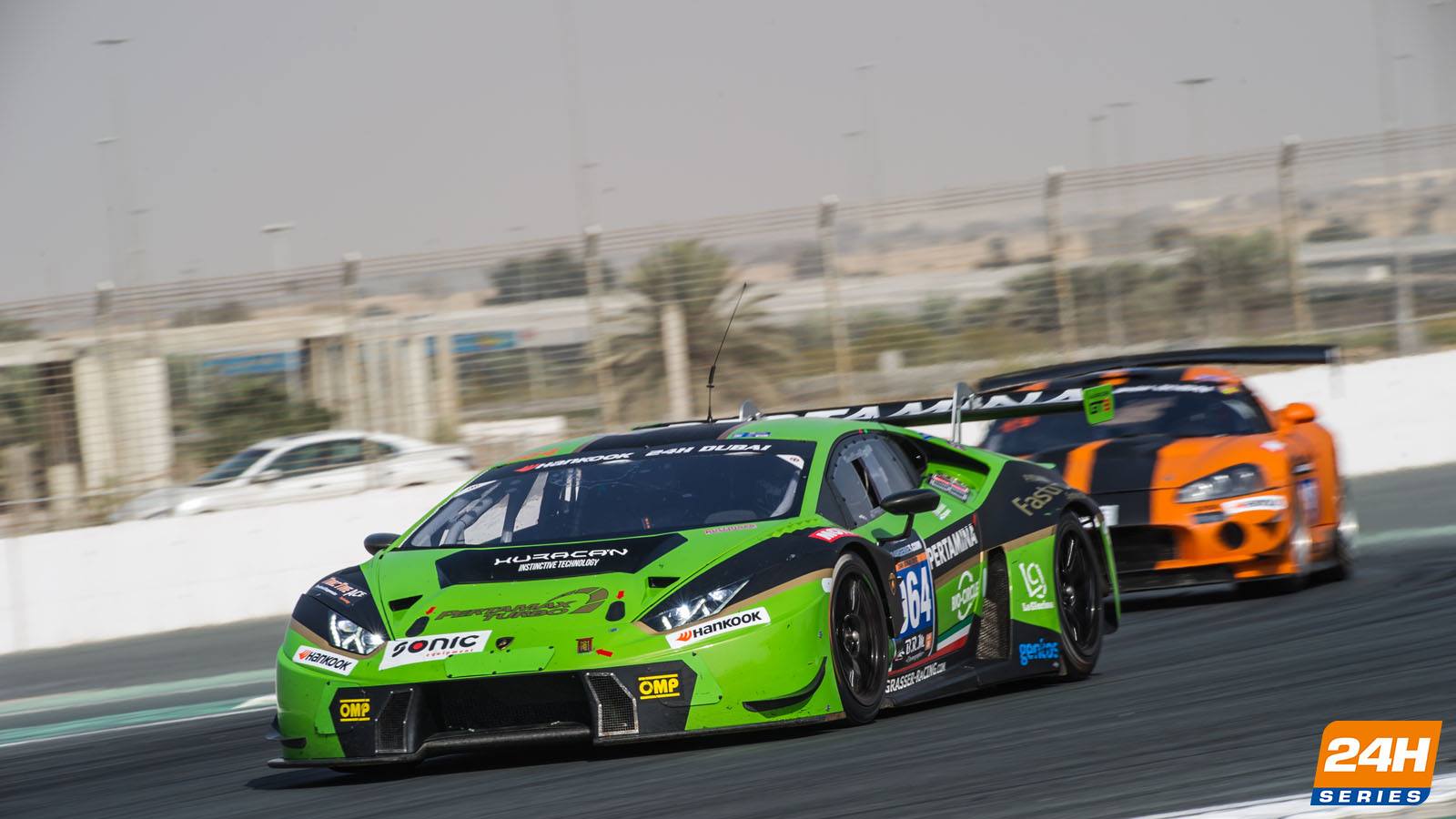 24H Dubai : L'équipage de la Lamborghini du Grasser Racing Team ...