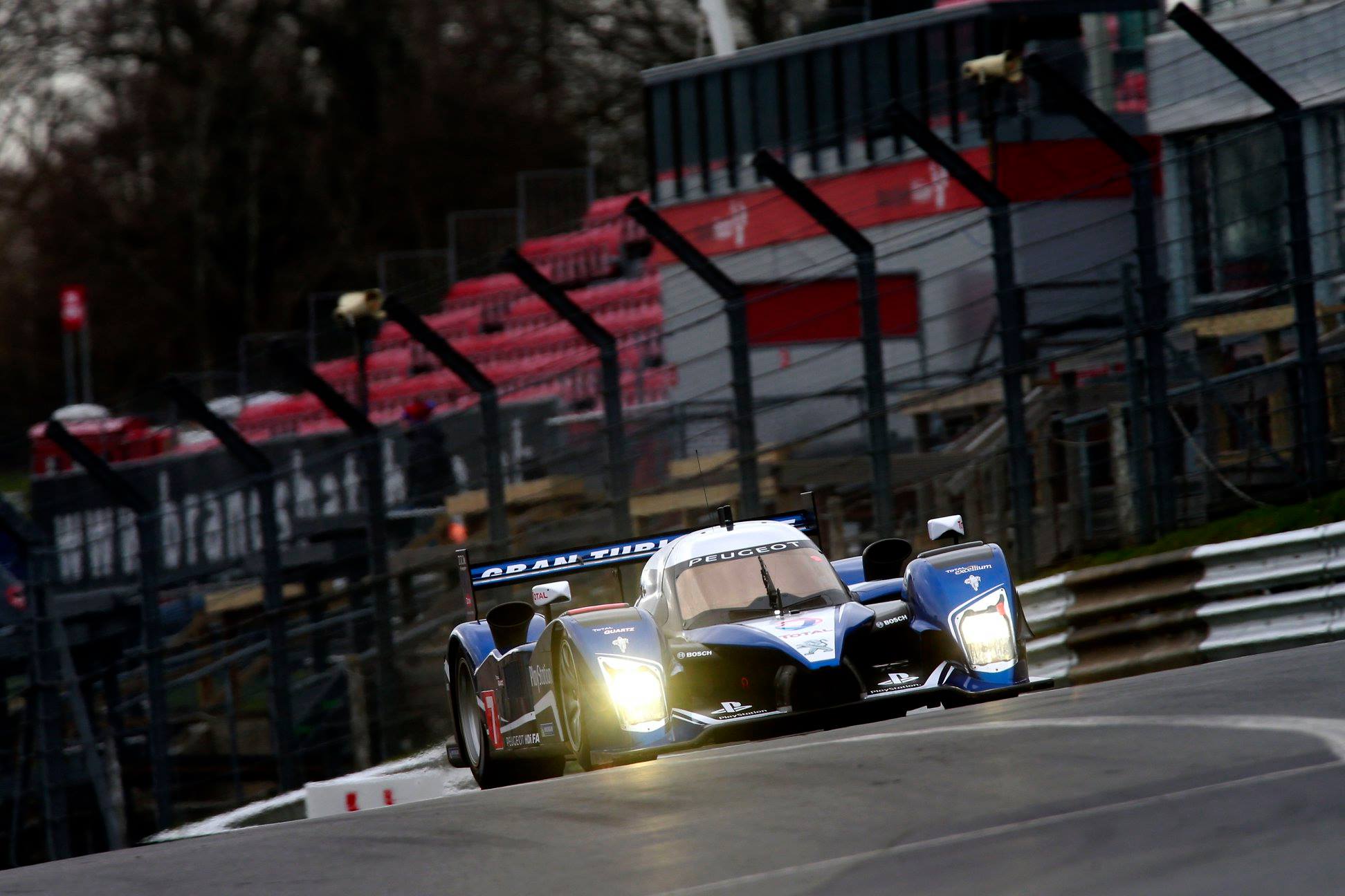 Motor Legend Festival : Bob Berridge et la Peugeot 908 au départ ...