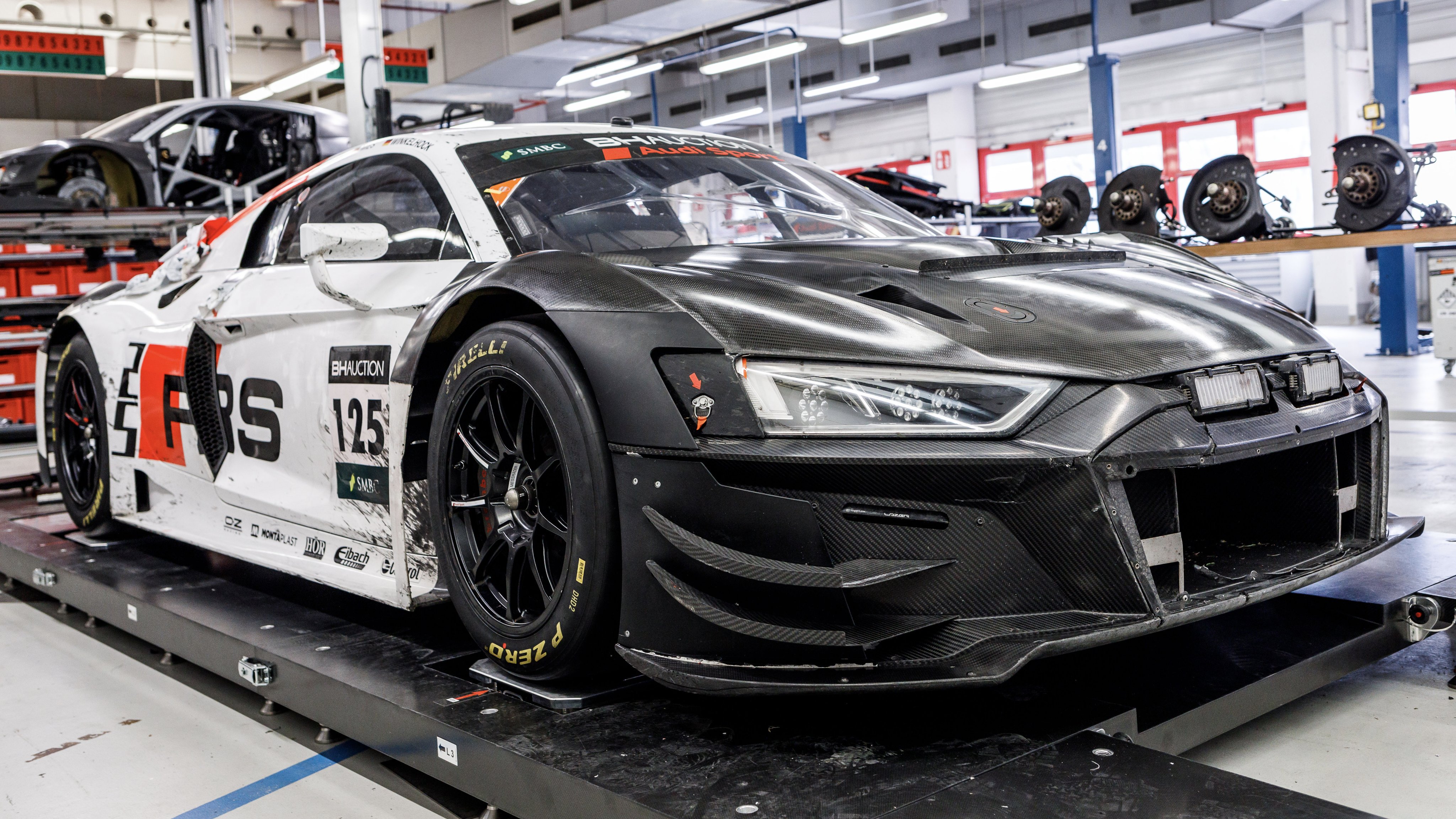 Gros plan sur l'inspection du châssis Audi R8 LMS GT3 #106 entre Suzuka ...