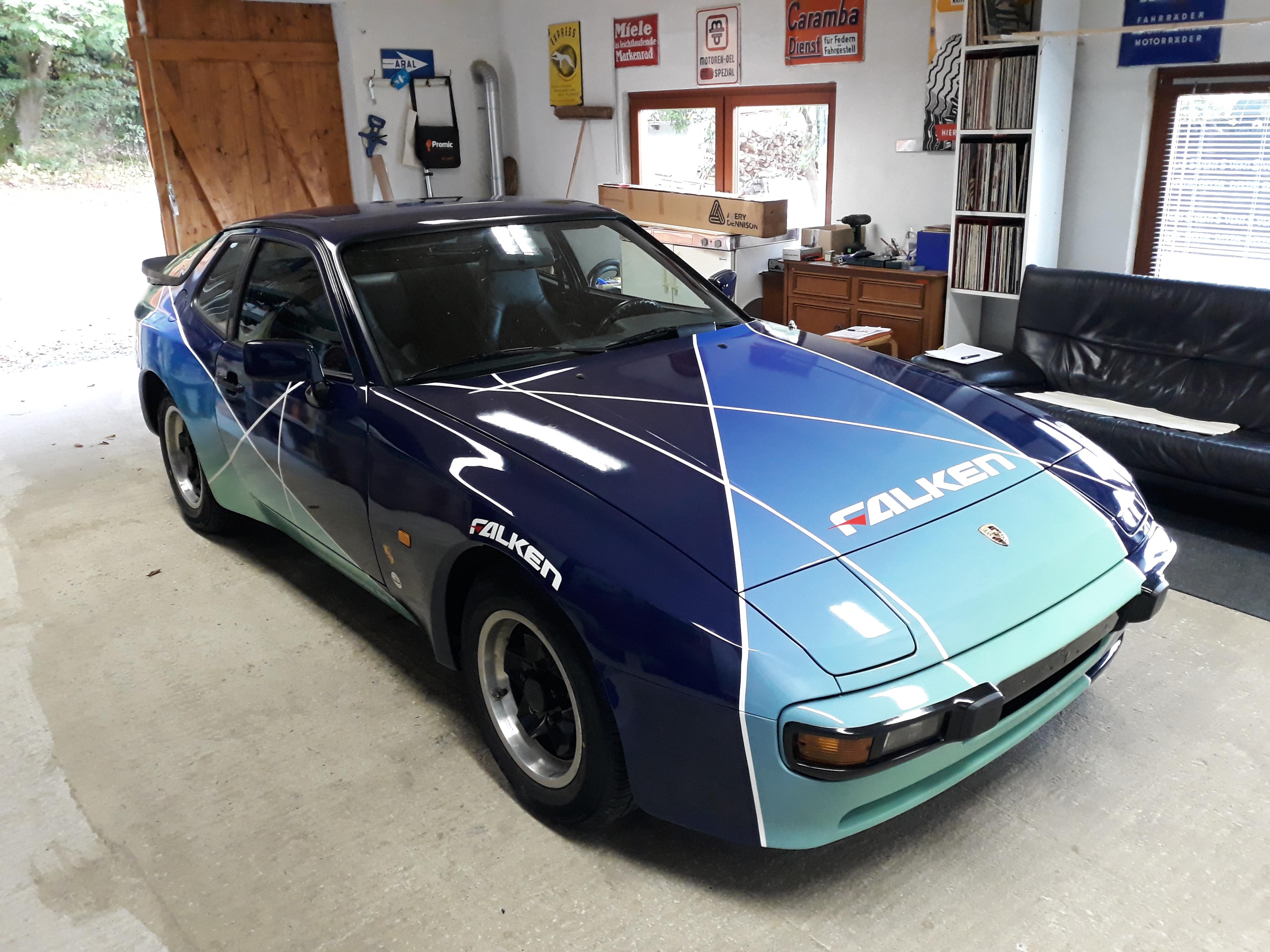 L'équipe Falken au Rallye Youngtimer de Francfort avec une Porsche 944 ...