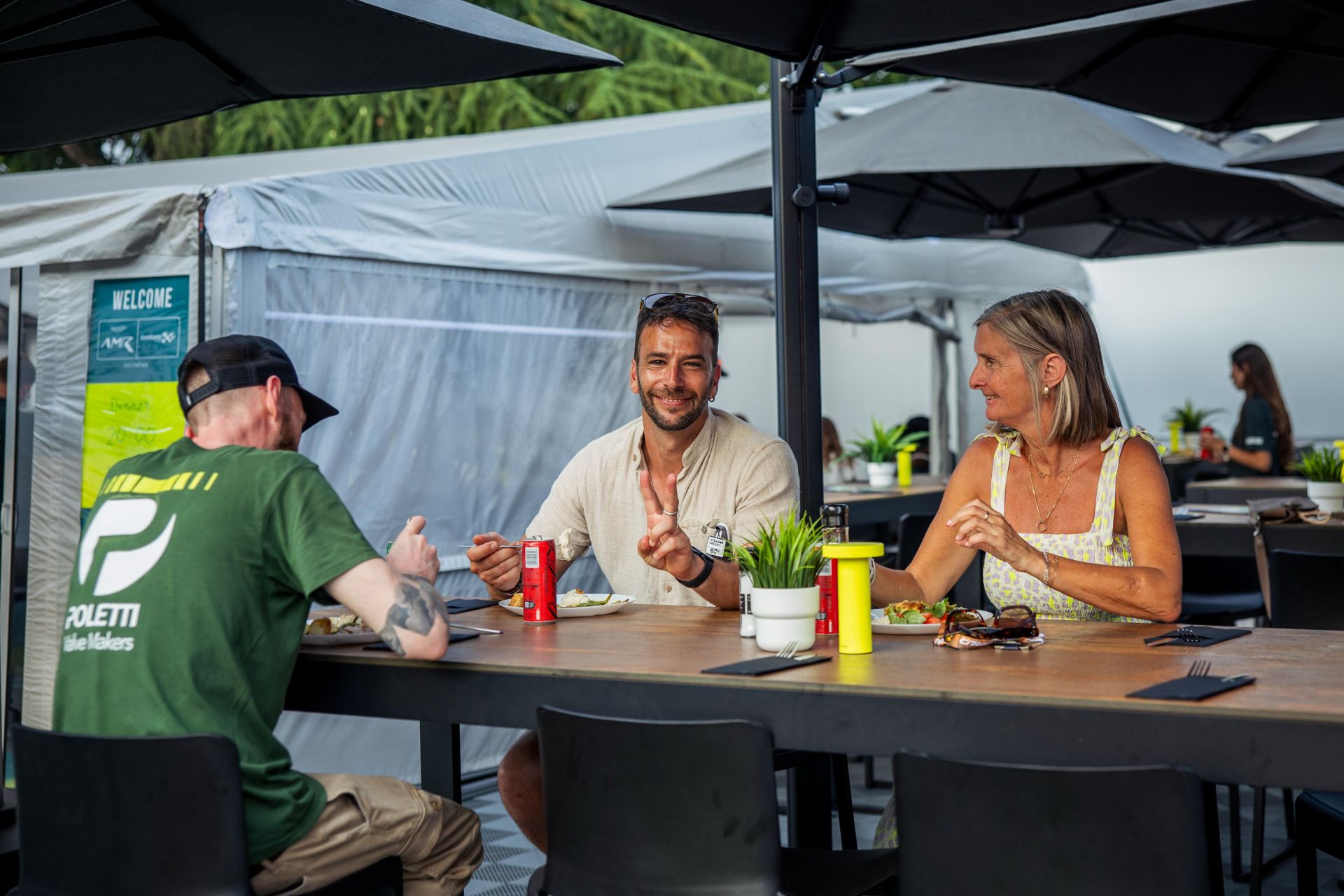 Gros plan sur la partie restauration de Comtoyou Racing avec Nathalie ...